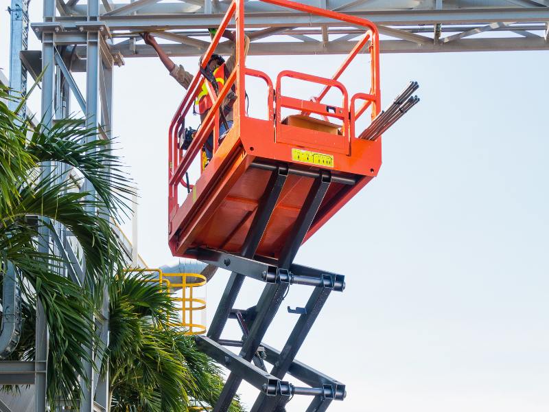Proper Use of Electric Scissor Lifts According to OSHA Guidelines